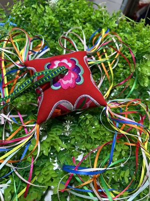 刺绣室内款少数民族布依族特色手工艺糠包香U包旅游舞蹈道具