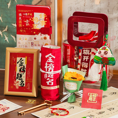 Top scorer on the imperial examination accompanied by hand gifts, encouragement gifts for high school and college entra