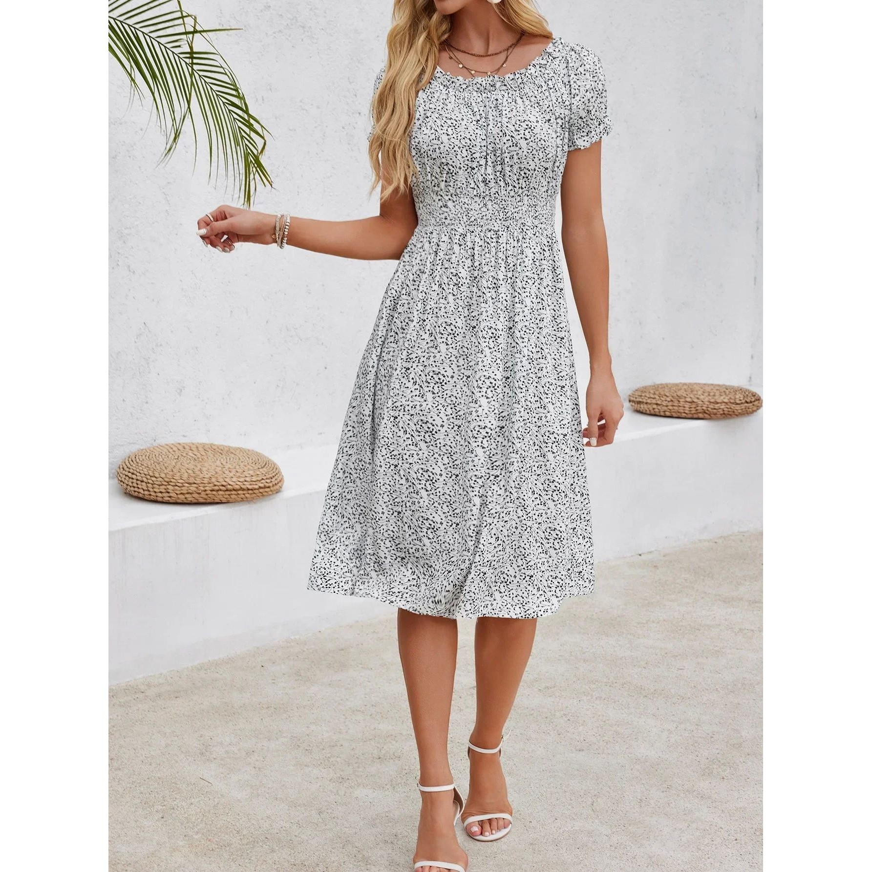 印花圆领收腰连衣裙女 Printed round neck waist cinching dress