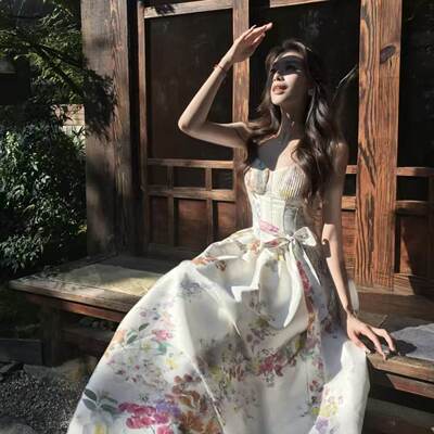 设计感压褶鱼骨碎花裙甜