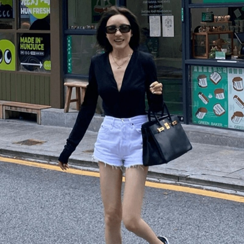 法式穿搭小个子套装清冷感时尚穿搭别致V领长袖上衣高腰休闲短裤