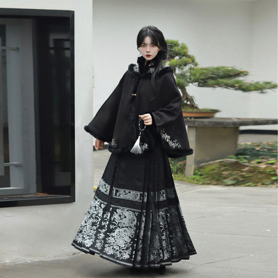 织造司[南枝]新中式秋冬刺绣斗篷披肩外套吉羊止止织金马面裙套装