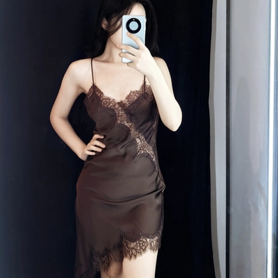 蕾丝拼接修身睡衣式吊带连衣裙
