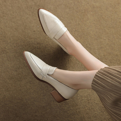 新款中跟乐福鞋女2024新款软皮尖头小皮鞋大码bai搭粗跟单鞋