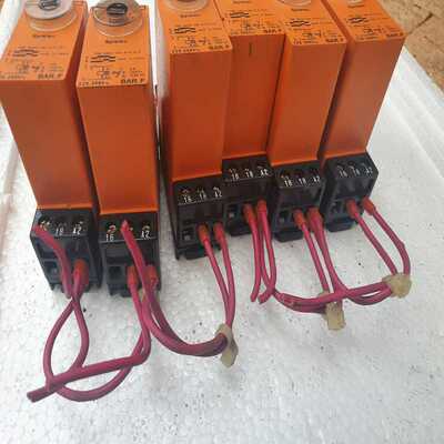 SYRELEC时间继电器450一个。设备上直接拆的，成色如图(亚飞商行