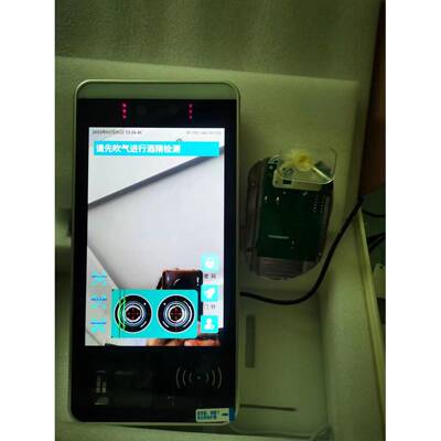 虹膜0022考人脸酒检签到通道进出管精理黑脸穿防护服自动打测卡门