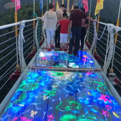 户外景区LED透明玻璃屏幕 P3.91人走地面碎裂体验LED互动桥梁过道