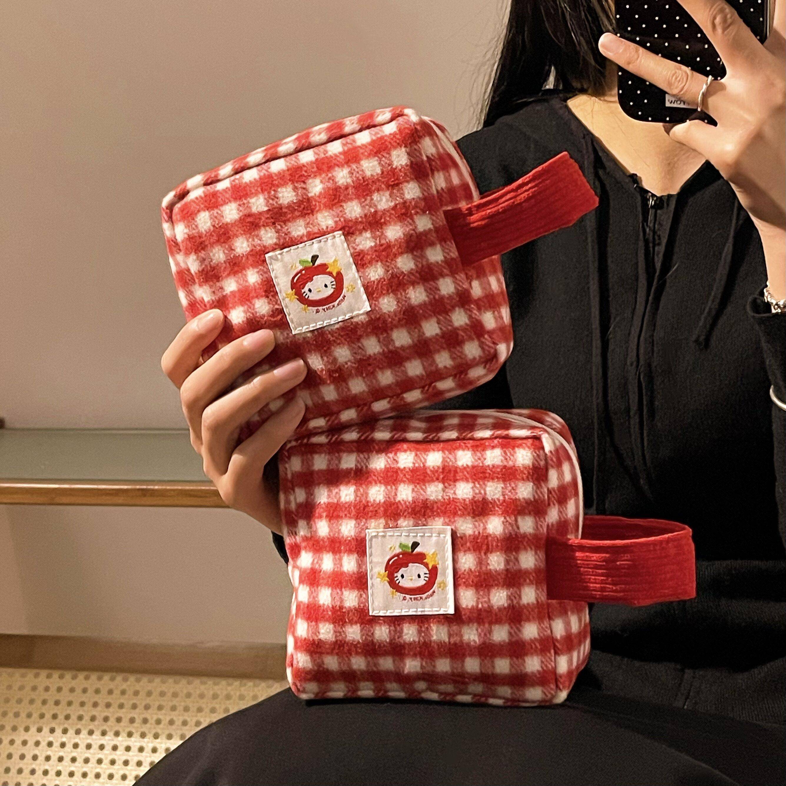 可爱咪化妆包手提可携式护肤品口红迷你收纳立包女猫生姨妈包拍得