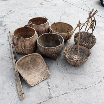 民俗老物件扁担箩筐酒桶篮子木桶铁桶农具乡村货郎筐挑子影视道具