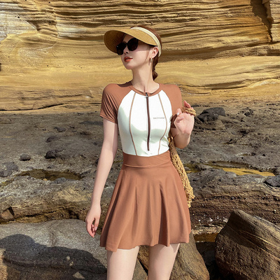 连体泳衣女裙式2025新款泡温泉冬季高级感保守遮肚显瘦度假游泳衣