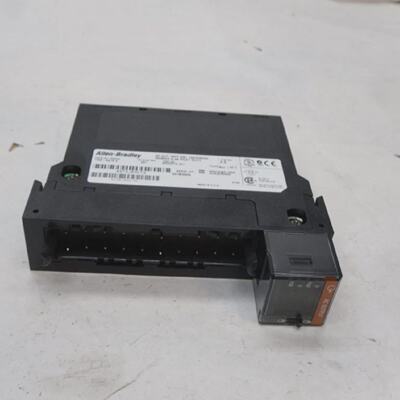 Module De Sortie Allen Bradley 1756OA16 A 120240VAC 5060HZ 1