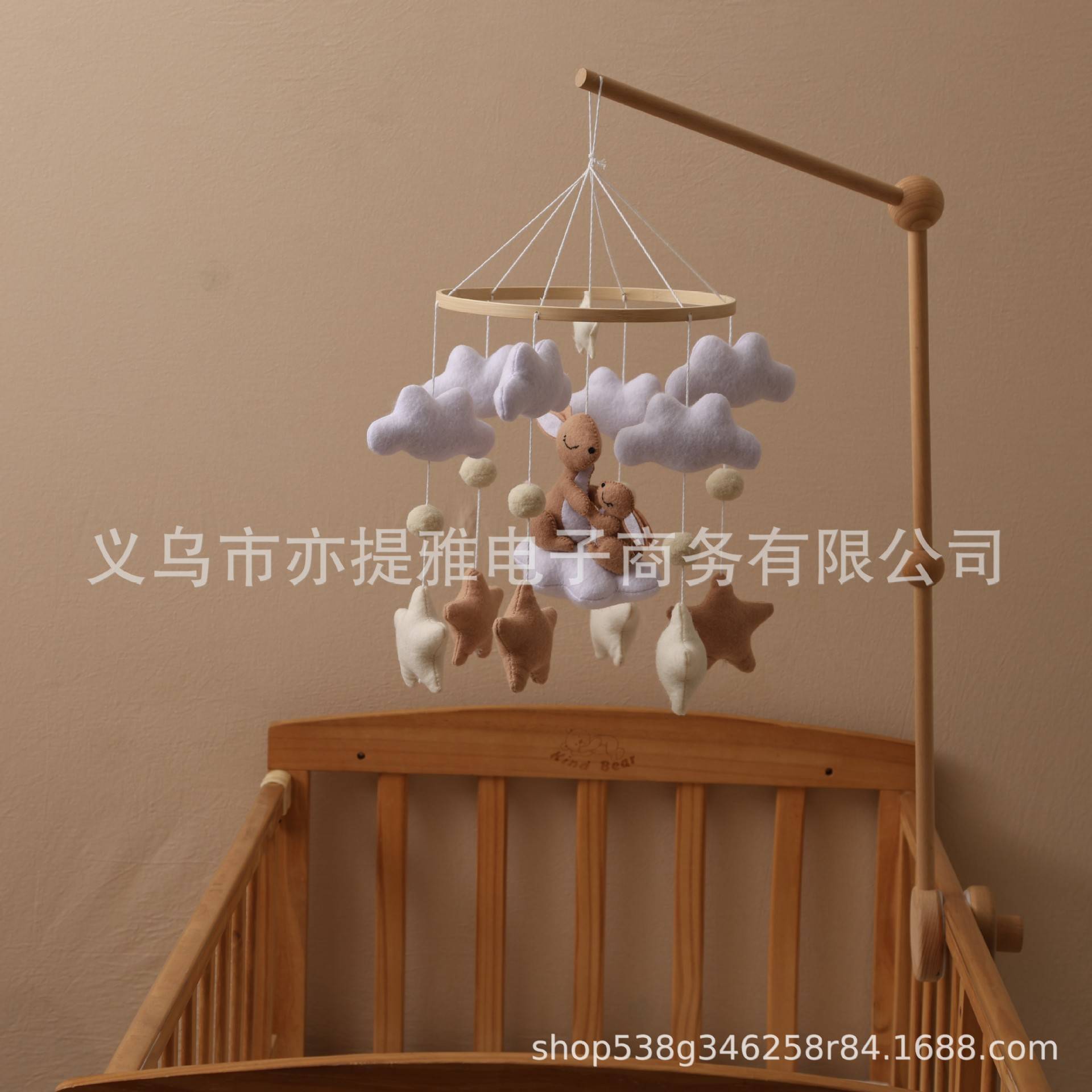跨境新生儿童手工悬挂摇铃毛毡毛绒玩具兔子婴儿床风铃北欧风云朵