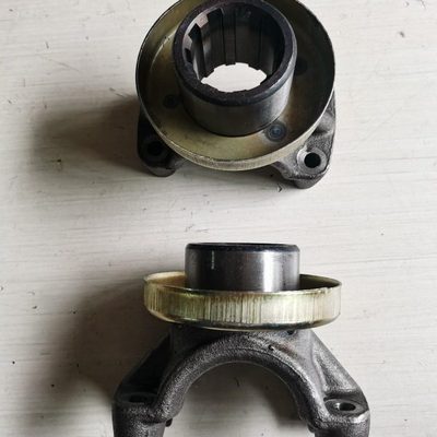 1800E-550东风车245老款前后桥角尺突缘总成