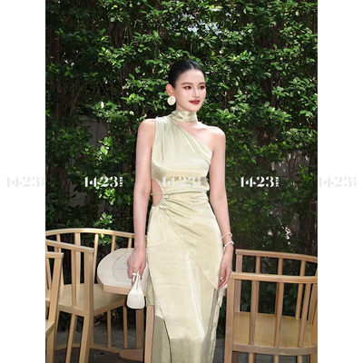 1423【赵露思同款】高奢挂脖连衣裙 设计感小众独特气质露腰长裙