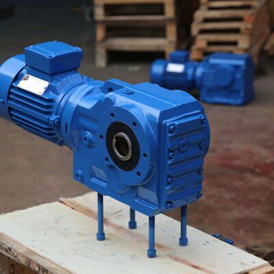 STAZ87-Y4KW-NA15M5AD70-180减速机电机RX97-Y7.5KW-1/3.825M1