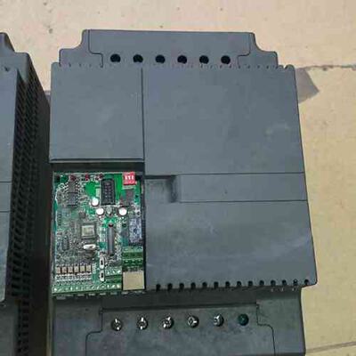 议价台达变频器VFD150E43A 380V 15KW，在机器上