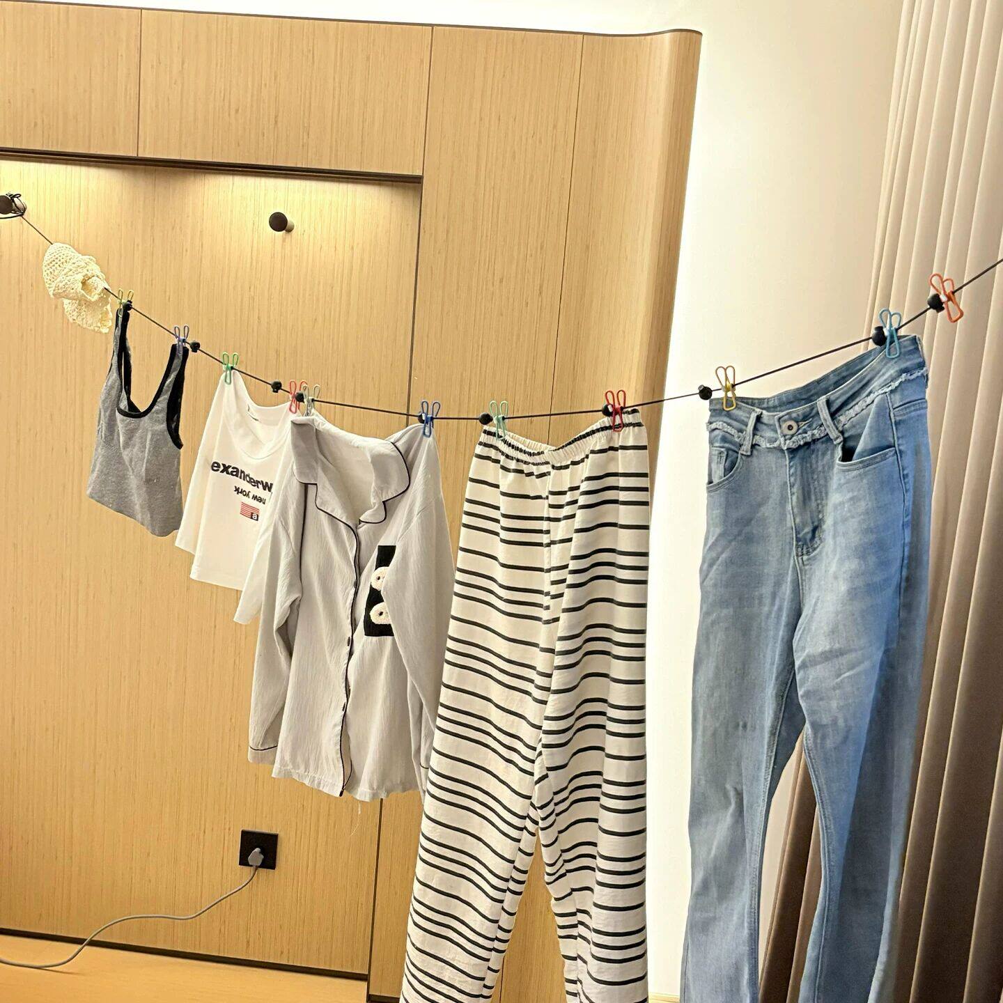 旅游可携式挂衣绳晾衣服神器酒店旅行出差防风晾衣绳弹力带夹子衣