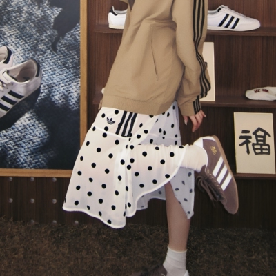 adidas阿迪达斯三叶草休闲薄纱波点运动半身裙2026夏女裙 KV1176