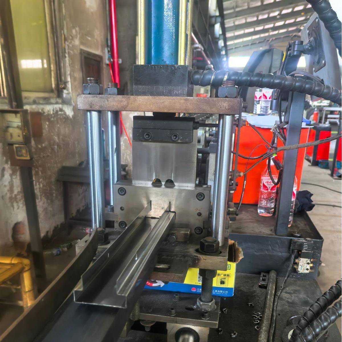 金属货架柱滚立货架立柱压成型机设备彩钢瓦冷轧机自动冲孔冷弯机
