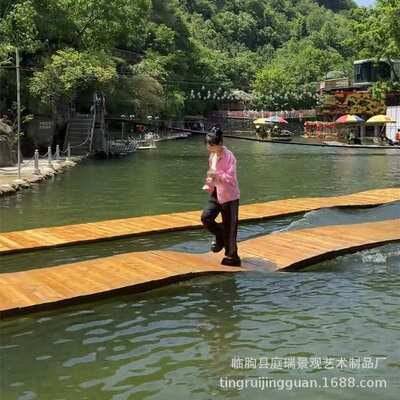 水上漂浮板桥桥拓展浮桥趣味闯关桥景区设施游乐设备户外