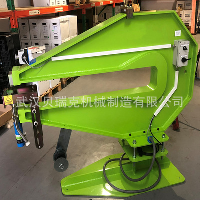 贝瑞克标志牌自动铆钉机器，ZCM自动标志牌铆钉机