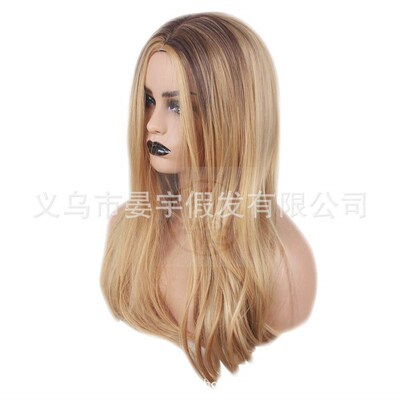 。Female of fionable wig divides long head to wear batch fio