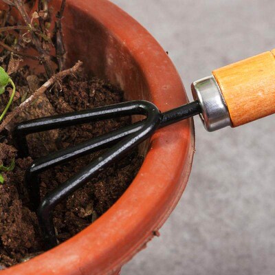 Gardening tools set including a soil loosening trowel, a flo