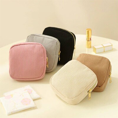 Fahion Makeup Liptick Sanitary Napkin Cae Cometic Storage Po