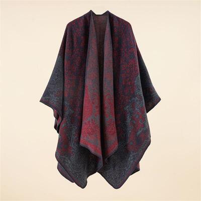 A vacation shawl paired with a Scottish cape披肩