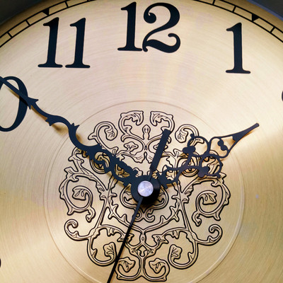 新中式轻奢报时挂钟客厅家用时尚2023新款挂装饰大气时语音钟表