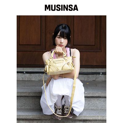 IUGAMAKARAS 铆钉皮革小肩包（黄色） MUSINSA韩国官网直邮进口