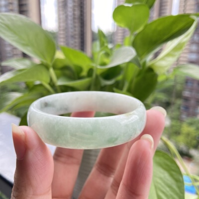 缅甸玉石浅绿飘花宽版正装玉镯子