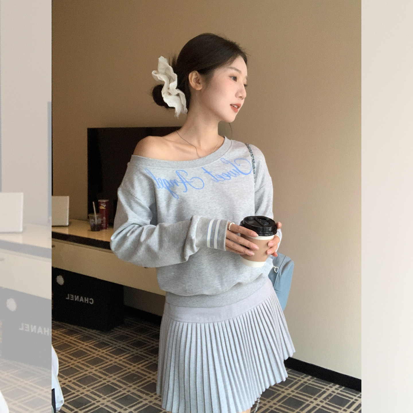 慵懒风斜肩字母印花卫衣女2026年宽松百褶裙套装减龄设计感上衣