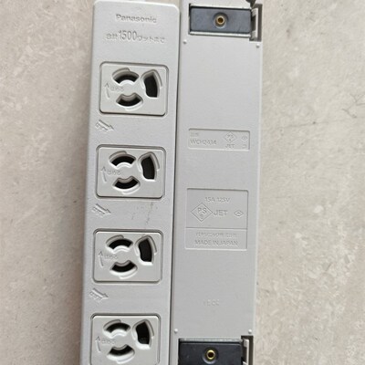 日本产防脱落带锁定带磁铁插排WCH2434 15A 125V