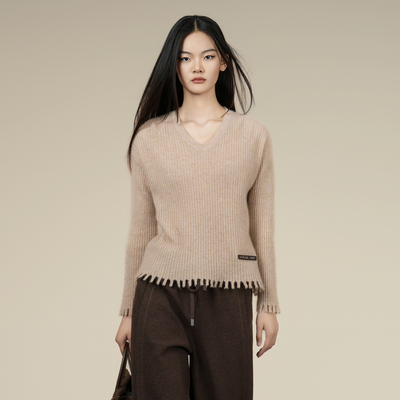 XG/雪歌2025年冬季新款V领宽松百搭针织衫女毛衣上衣XK411037A360