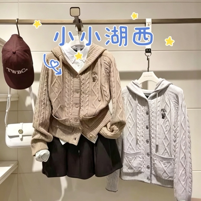 小熊2026年冬季新款女士学院风连帽针织开衫 TTKC26A49A2BHK 1380