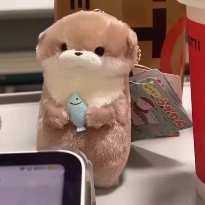 可爱小水獭抱鱼毛绒玩偶挂件公仔礼物送礼可爱创意礼物网红ins