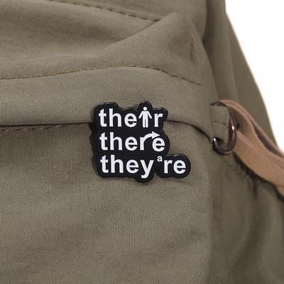可爱卡通字母造型胸针创意趣味THEIR THERE THEYARE 配饰金属徽章
