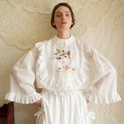 88折【Unlogical Poem】复古文艺重工美人像刺绣蕾丝苎麻上衣衬衫