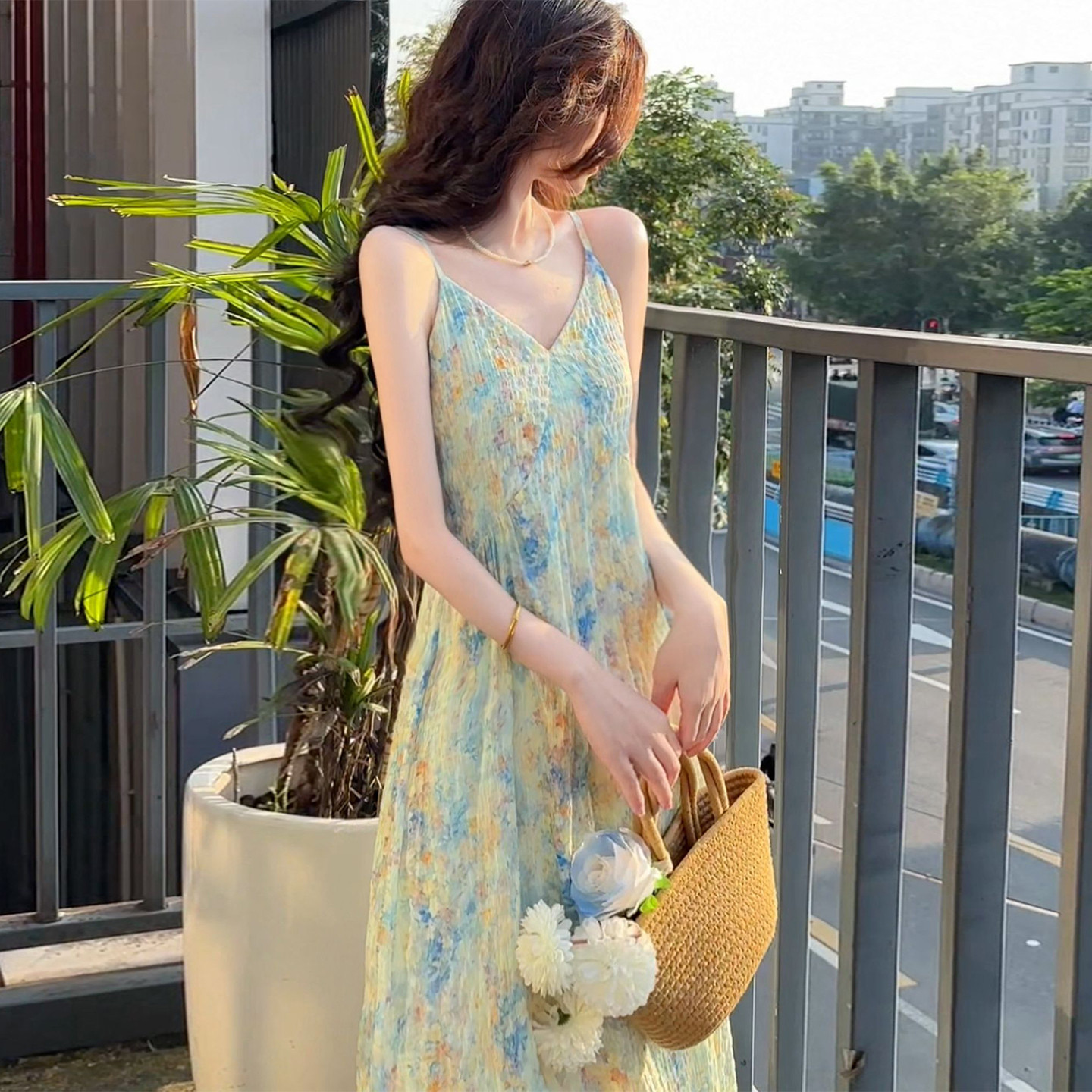 法式v领碎花吊带连衣裙子女春夏季2026新款巨好看度假风气质长裙