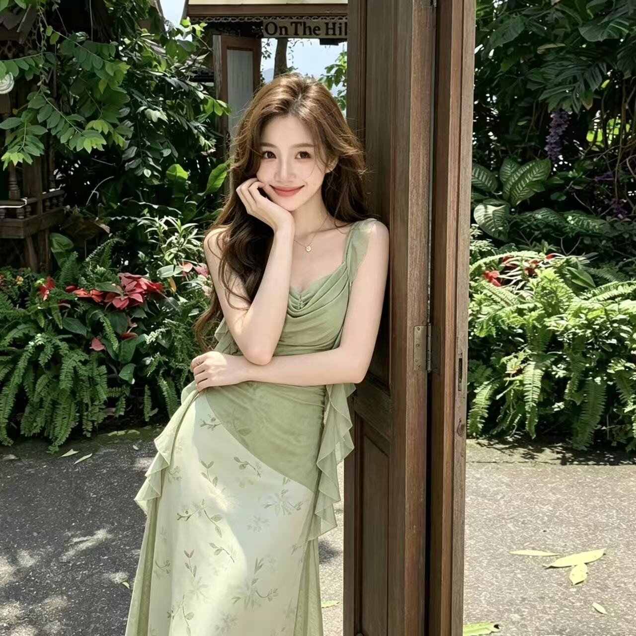 夏季新款绿色高腰纯欲吊带连衣裙印花显瘦气质长裙海边度假氛围感