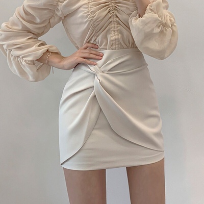 三小姐的咖啡褶皱扭结半身裙A字裙2026新款女高腰包臀短裙显瘦裙