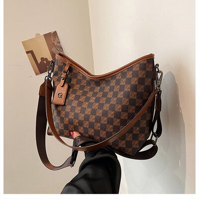 单肩宽肩带斜挎包大容量腋下包