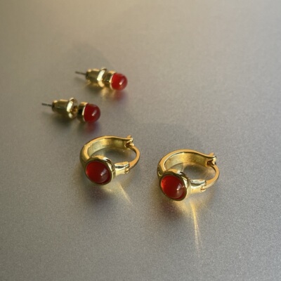 一抹红色。红玛瑙小圆豆金色耳钉耳扣925银针极简养耳洞精致百搭