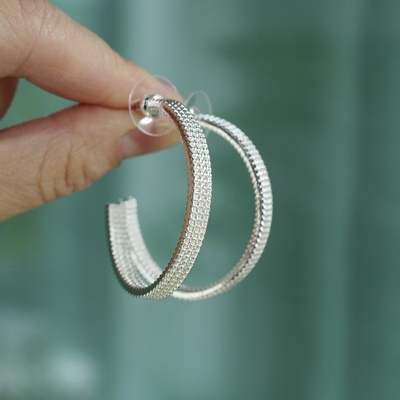 银色瀑布。闪亮银色肌理感C字耳环925银针时髦简约高级个性百搭