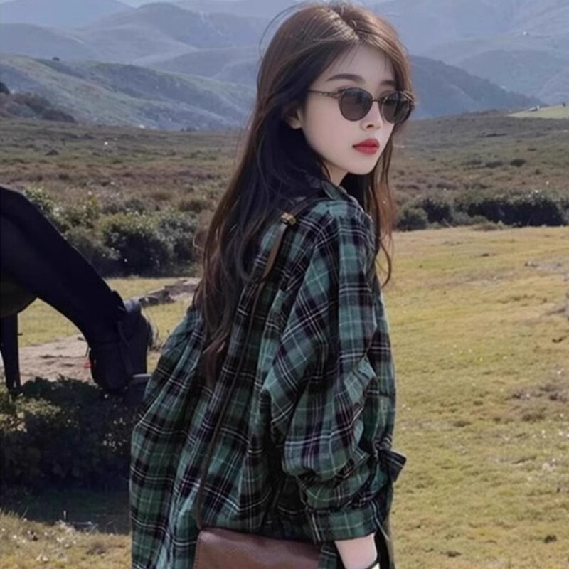 日系绿色格子长袖衬衫女春秋新款复古设计感外搭开衫衬衣宽松上衣