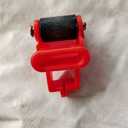 滴灌带新款铺管托 滴灌带尼龙滑轮铺膜机节能灌溉水管尼龙滑轮