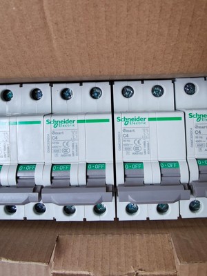 施耐德断路器OSMC32N2C4  4A  2P。保全新原装