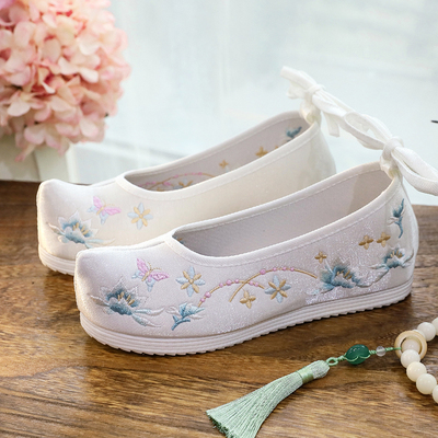 翘头搭配新款汉服马面刺绣鞋古风