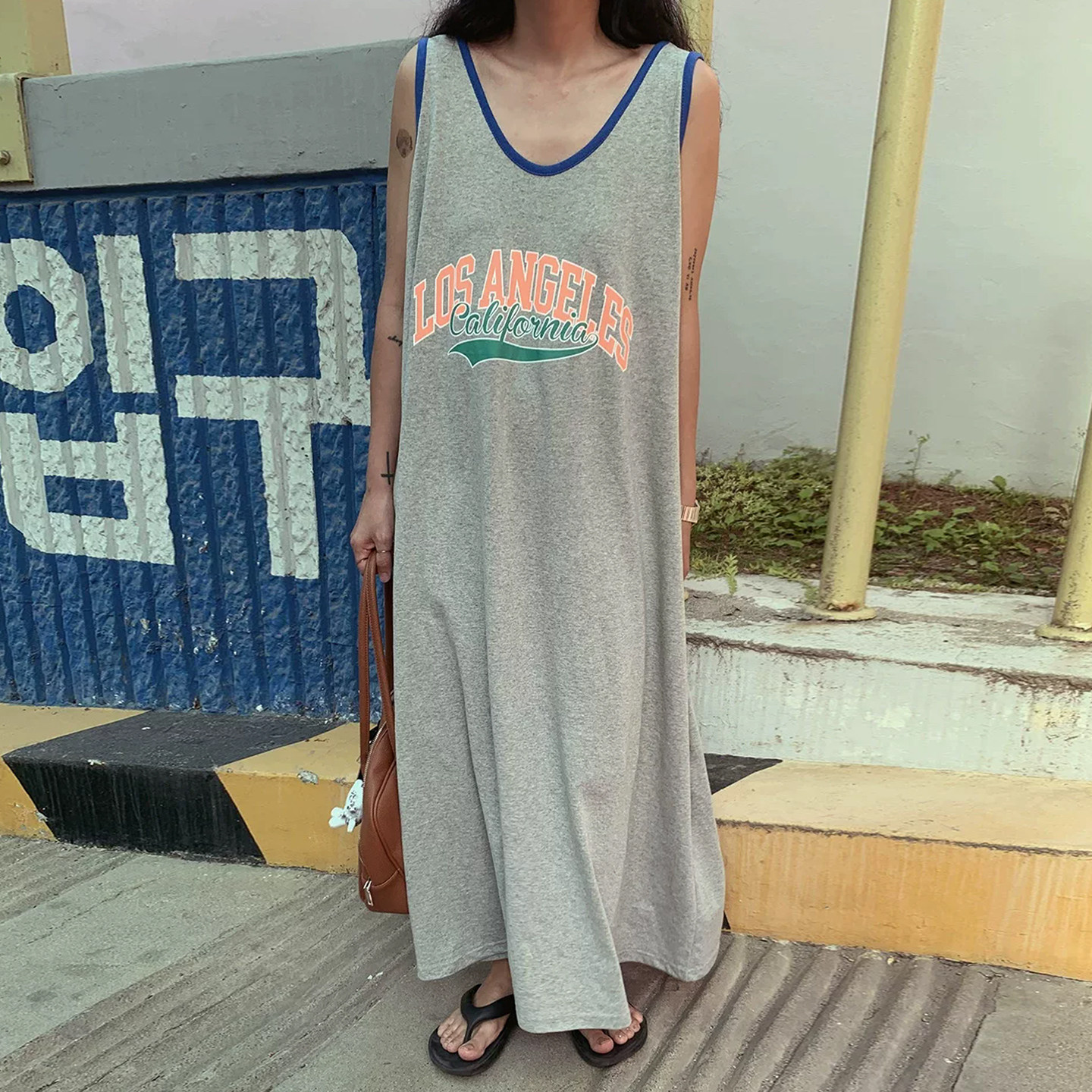 良良家夏季新款运动风字母印花撞色拼接V领无袖连衣裙直筒裙女